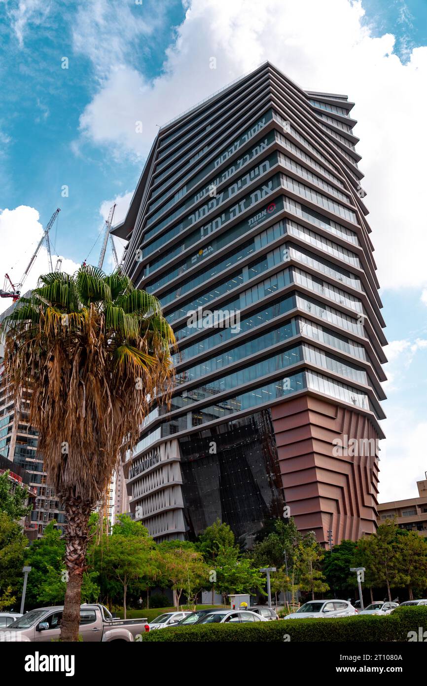 Tel Aviv, Israel - 4. Oktober 2023: Totzeret Haaretz Towers, stilisiert ...
