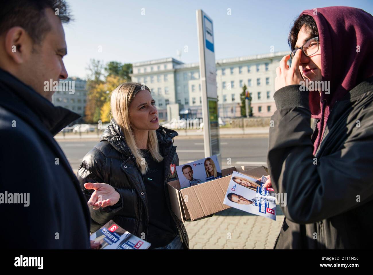 Aleksandra Gajewska und Andrzej Domanski sprechen mit einem Schüler ...