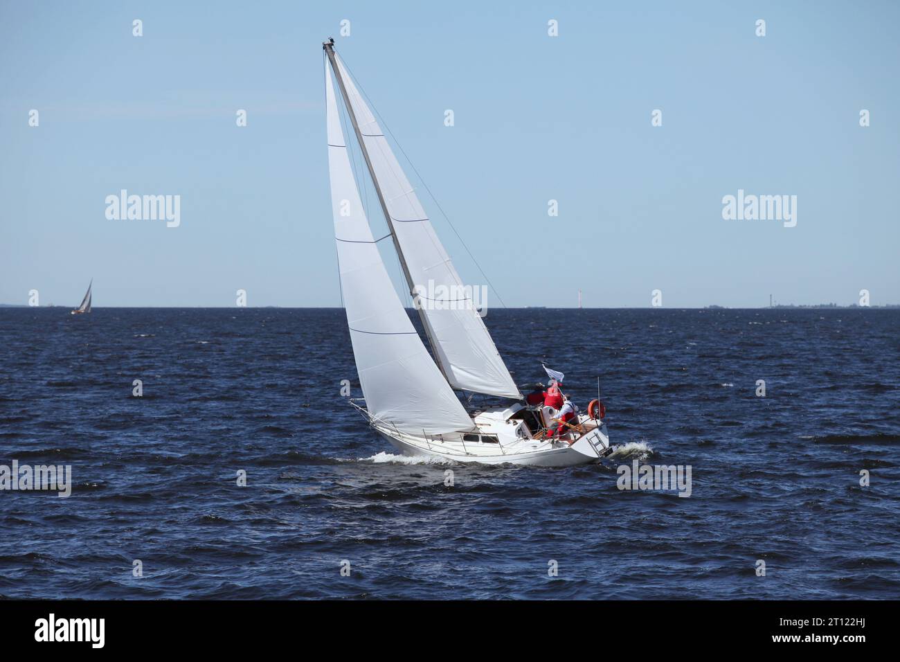 Segelyacht mit einer Crew mit erhöhten Segeln, eine Yacht in Bewegung ...