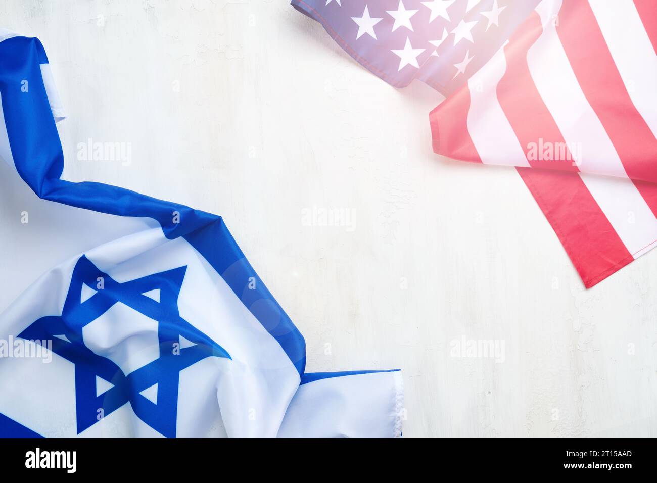 Israel USA Flaggen. Zwei amerikanische und israelische Flaggen liegen ...