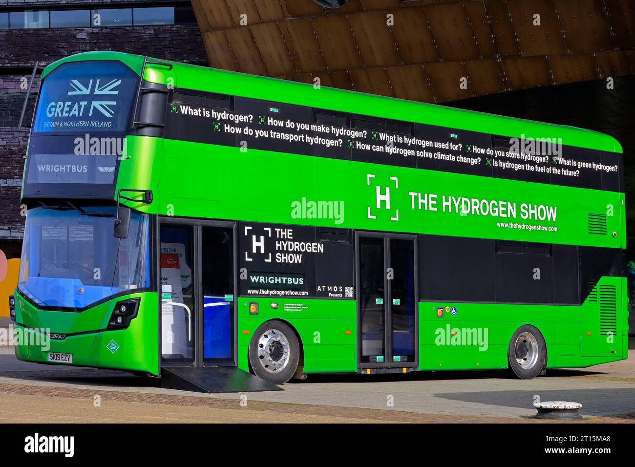 Doppeldeckerbus mit grünem Wright Bus bei einer Veranstaltung zur ...