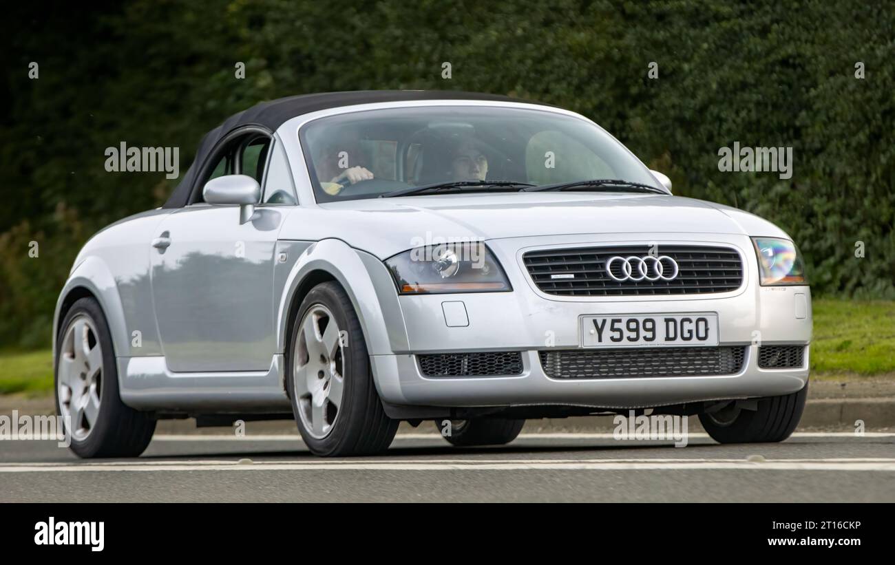 Bicester,Oxon.,UK - 8. Oktober 2023: 2001 Silber Audi TT Oldtimer fährt ...