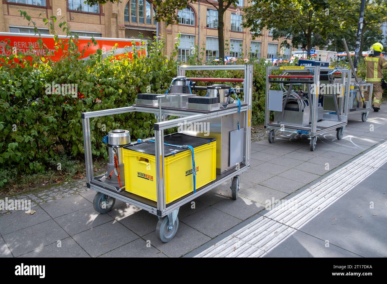 Auf der Osloer Straße in Berlin Wedding wurde eine Person von einer Straßenbahn erfasst und ...