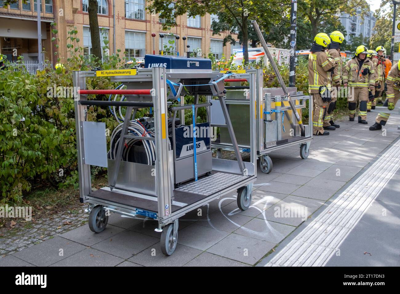Auf der Osloer Straße in Berlin Wedding wurde eine Person von einer Straßenbahn erfasst und ...