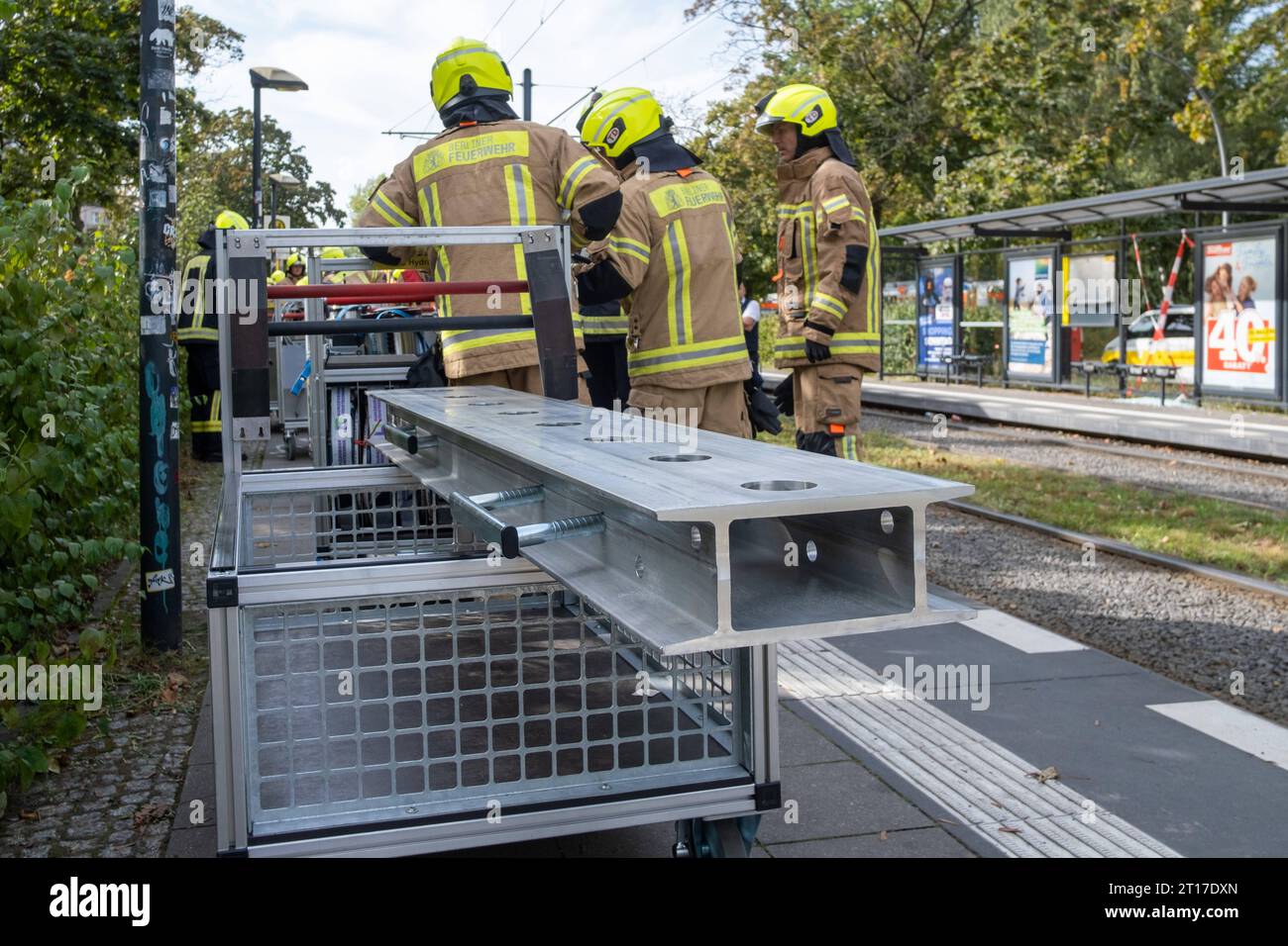 Auf der Osloer Straße in Berlin Wedding wurde eine Person von einer Straßenbahn erfasst und ...