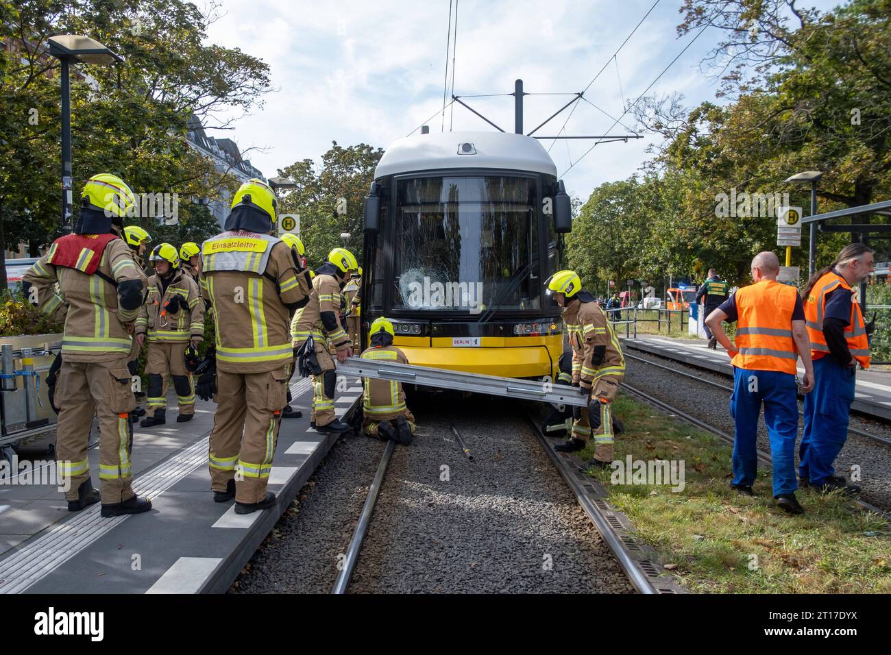 Auf der Osloer Straße in Berlin Wedding wurde eine Person von einer Straßenbahn erfasst und ...