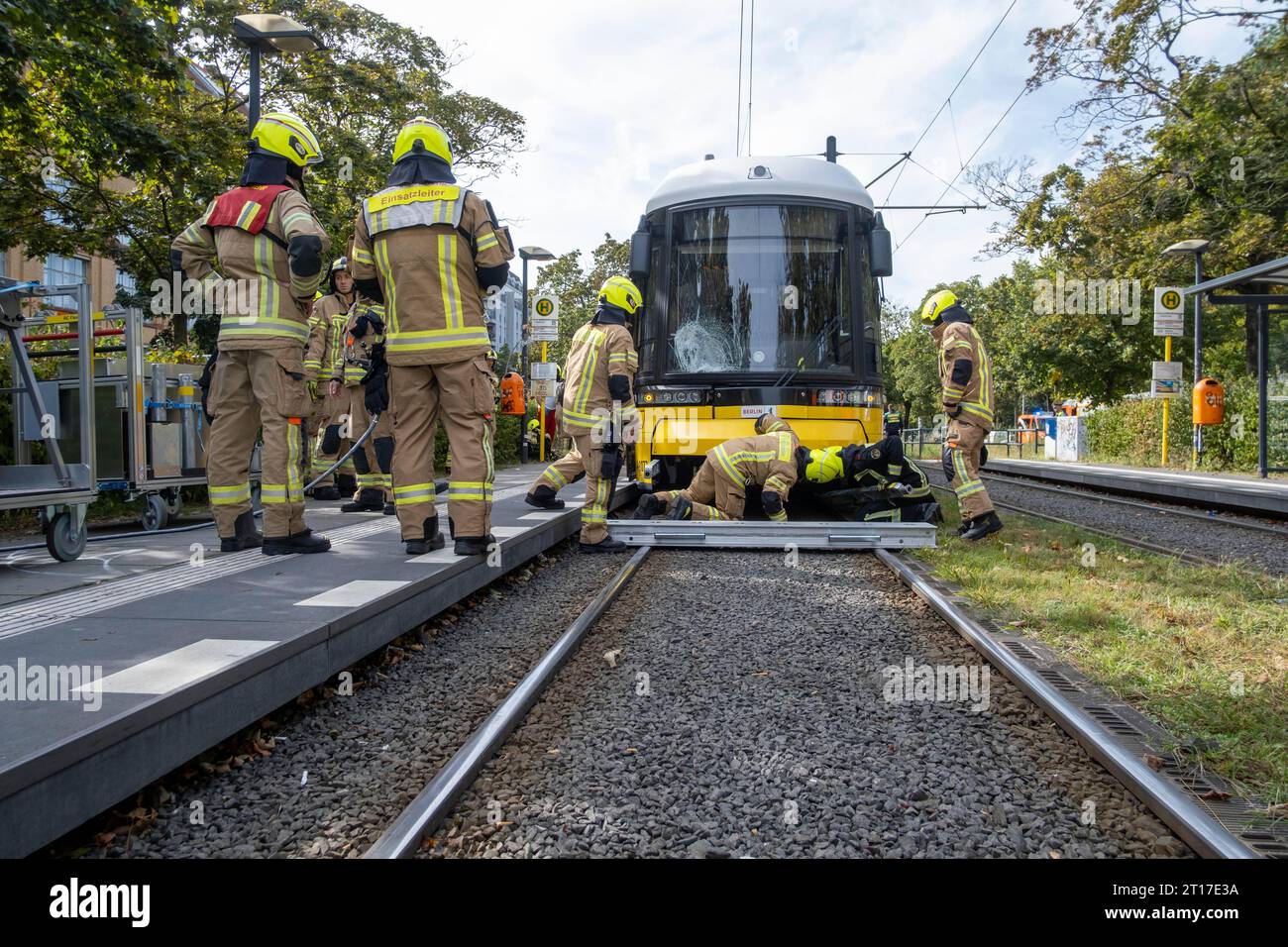 Auf der Osloer Straße in Berlin Wedding wurde eine Person von einer Straßenbahn erfasst und ...