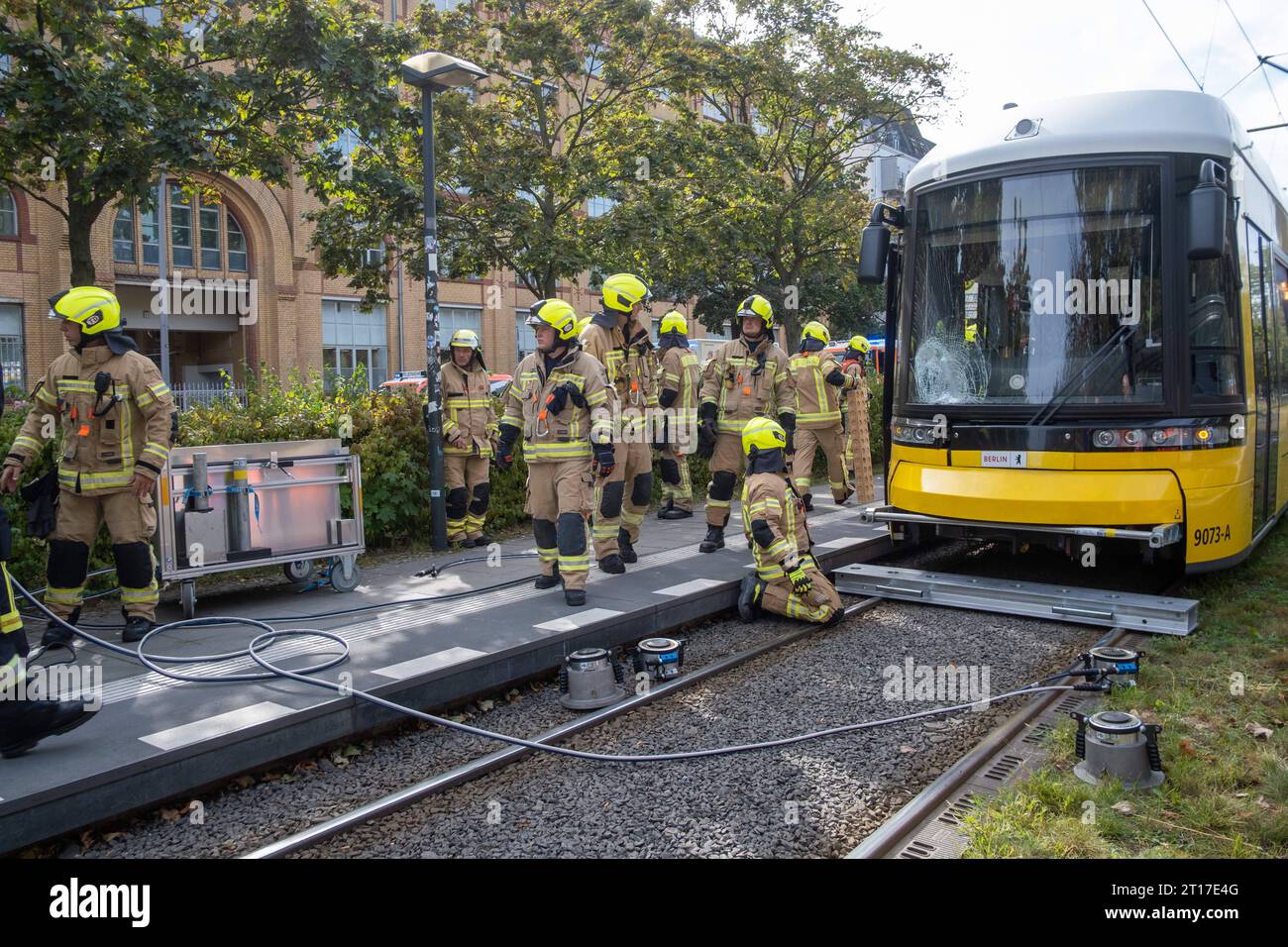 Auf der Osloer Straße in Berlin Wedding wurde eine Person von einer Straßenbahn erfasst und ...