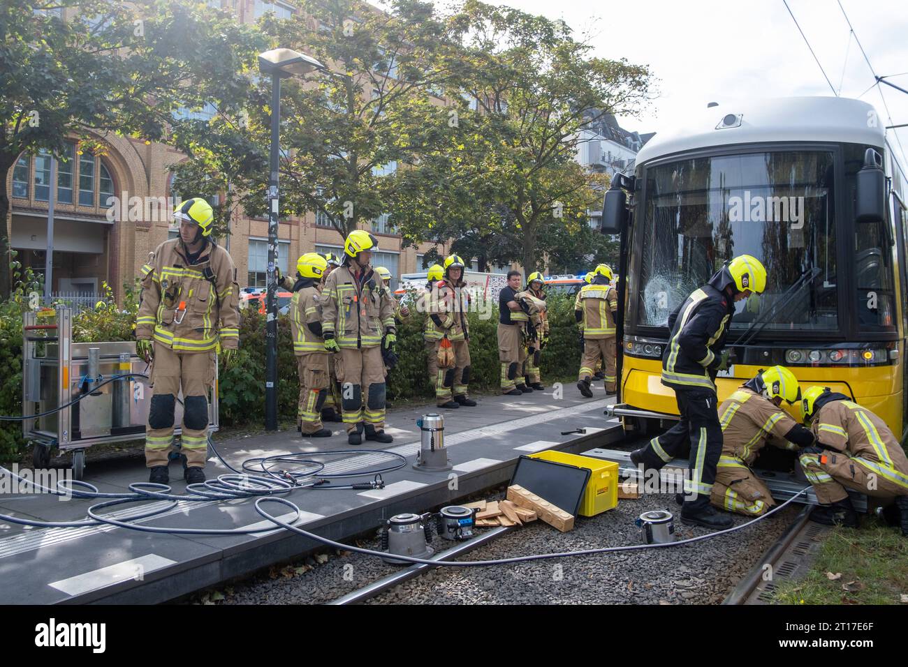 Auf der Osloer Straße in Berlin Wedding wurde eine Person von einer Straßenbahn erfasst und ...
