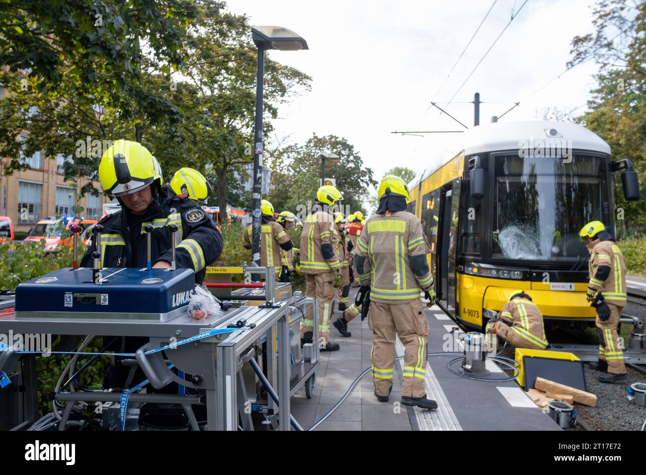 Auf der Osloer Straße in Berlin Wedding wurde eine Person von einer Straßenbahn erfasst und ...