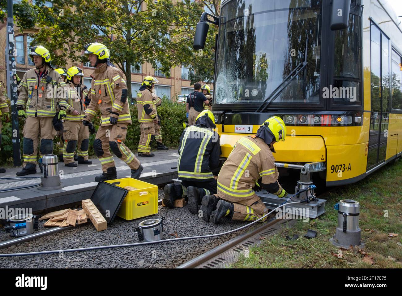 Auf der Osloer Straße in Berlin Wedding wurde eine Person von einer Straßenbahn erfasst und ...