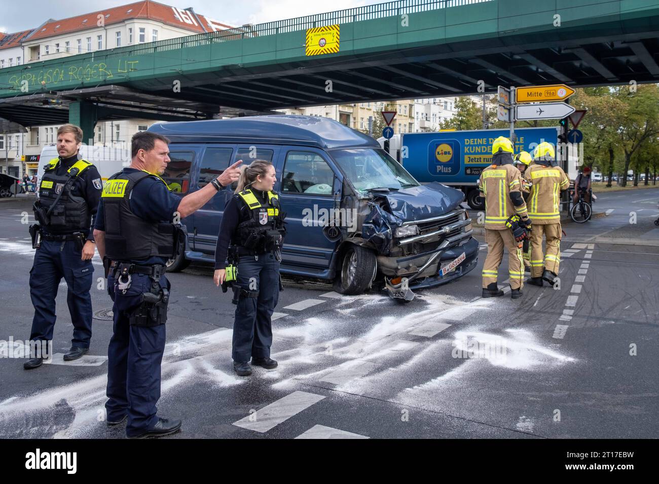 Schwerer Verkehrsunfall mit einer Straßenbahn an der Kreuzung Schönhauser Allee und Bornholmer ...