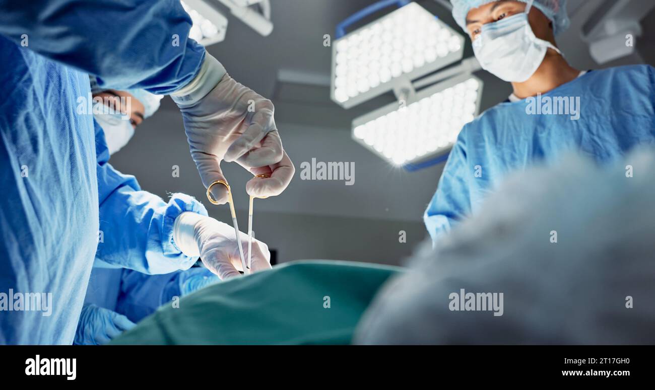 Ärzte, Team und Schere im Theater für Chirurgie, Gesundheitswesen oder medizinische Versorgung ...