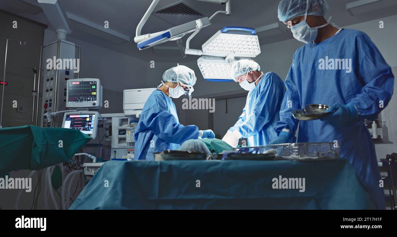 Ärzte, Team und Chirurgie im Theater mit medizinischer Unterstützung ...