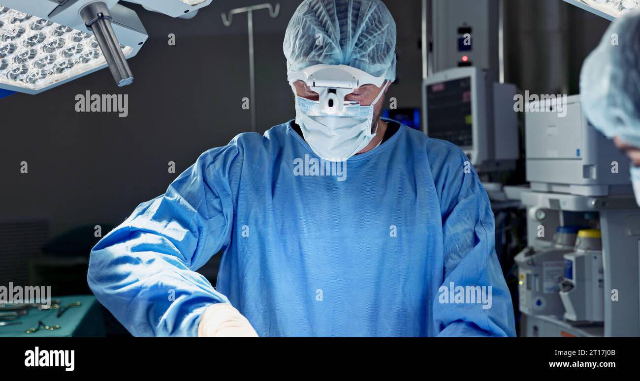 Ärzte, Team und Chirurgie im Theater mit medizinischer Unterstützung ...