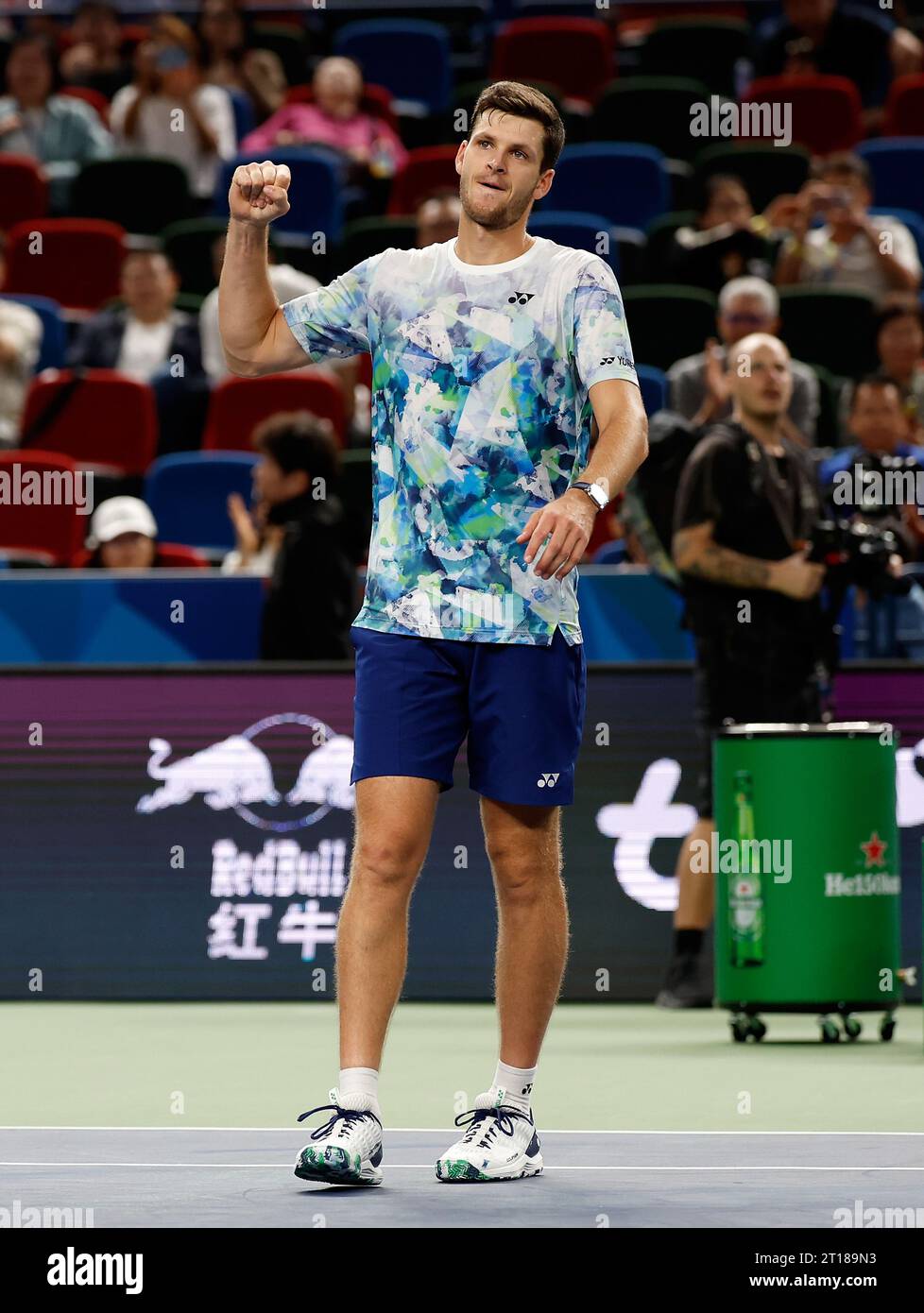 Shanghai, China. Oktober 2023. Hubert Hurkacz feiert nach dem Sieg im Viertelfinale zwischen ...
