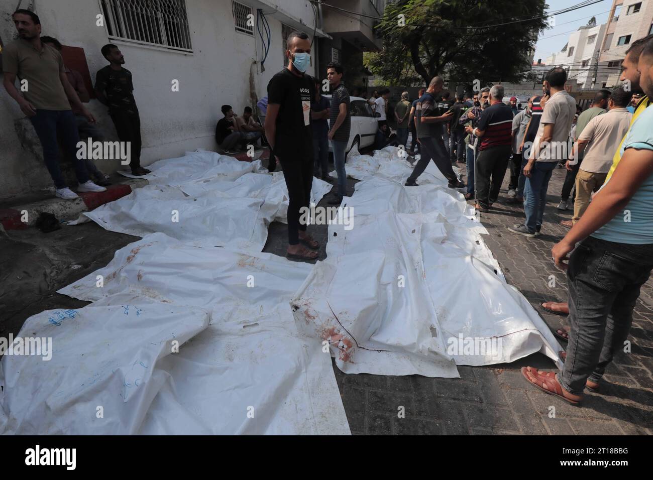 Gaza, 10.12.2023, Menschen stehen an den Leichen der Opfer von israelischen Luftangriffen vor ...