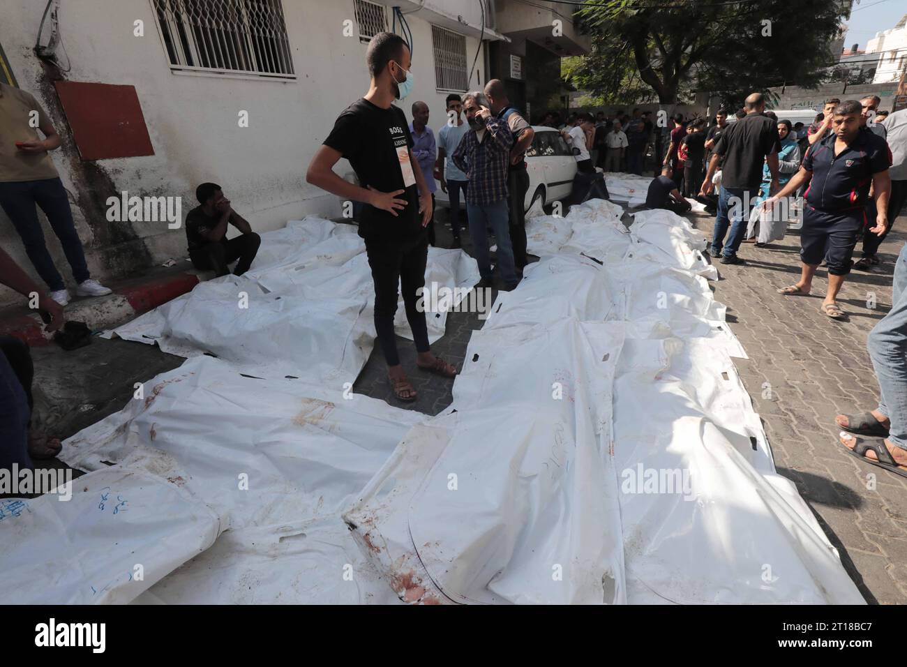 Gaza, 10.12.2023, Menschen stehen an den Leichen der Opfer von israelischen Luftangriffen vor ...