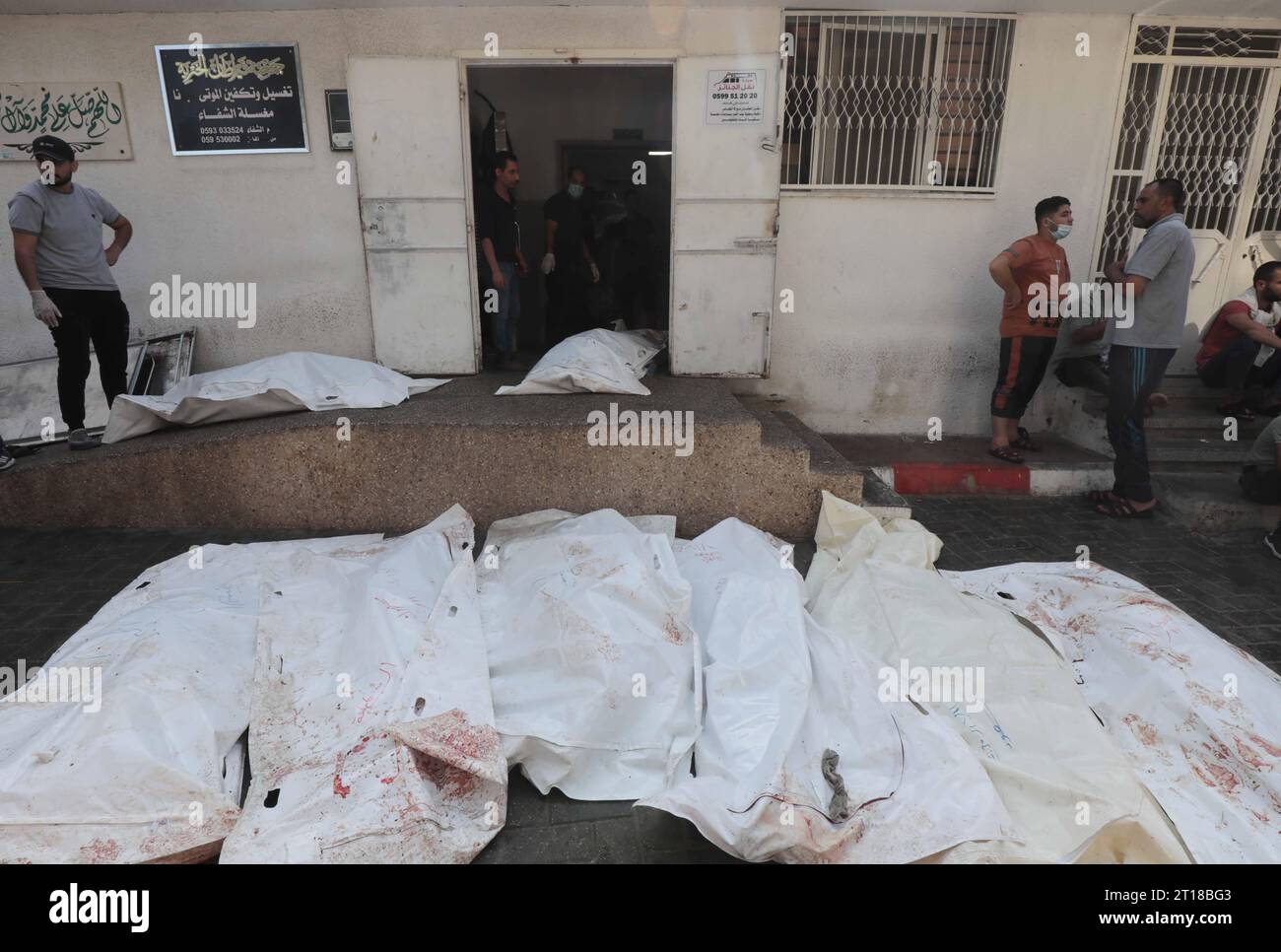 Gaza, 10.12.2023, Menschen stehen an den Leichen der Opfer von israelischen Luftangriffen vor ...