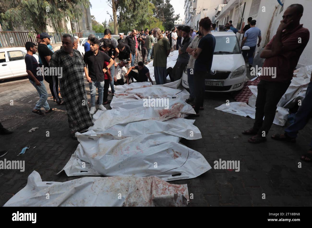 Gaza, 10.12.2023, Menschen stehen an den Leichen der Opfer von israelischen Luftangriffen vor ...