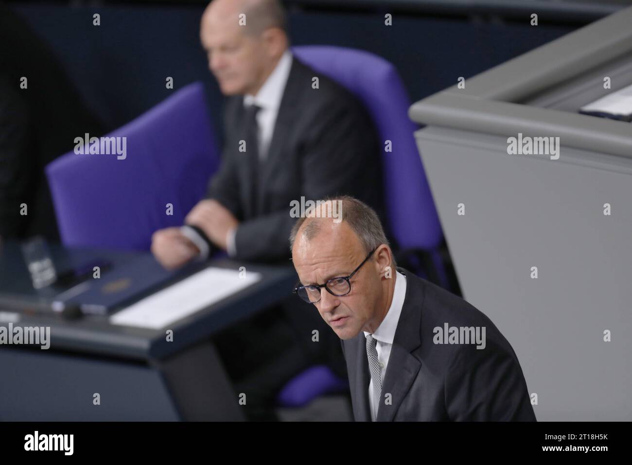Berlin, Deutschland, 12.10.2023: CDU-Chef Friedrich Merz rechts antwortet auf die ...