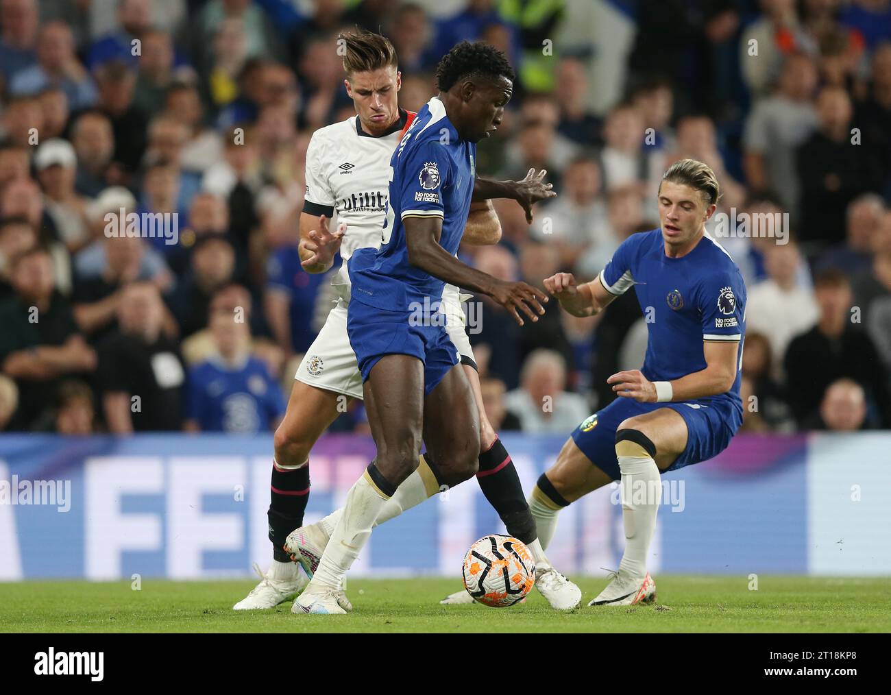 Nicolas Jackson aus Chelsea kämpft gegen Reece Burke aus Luton Town ...