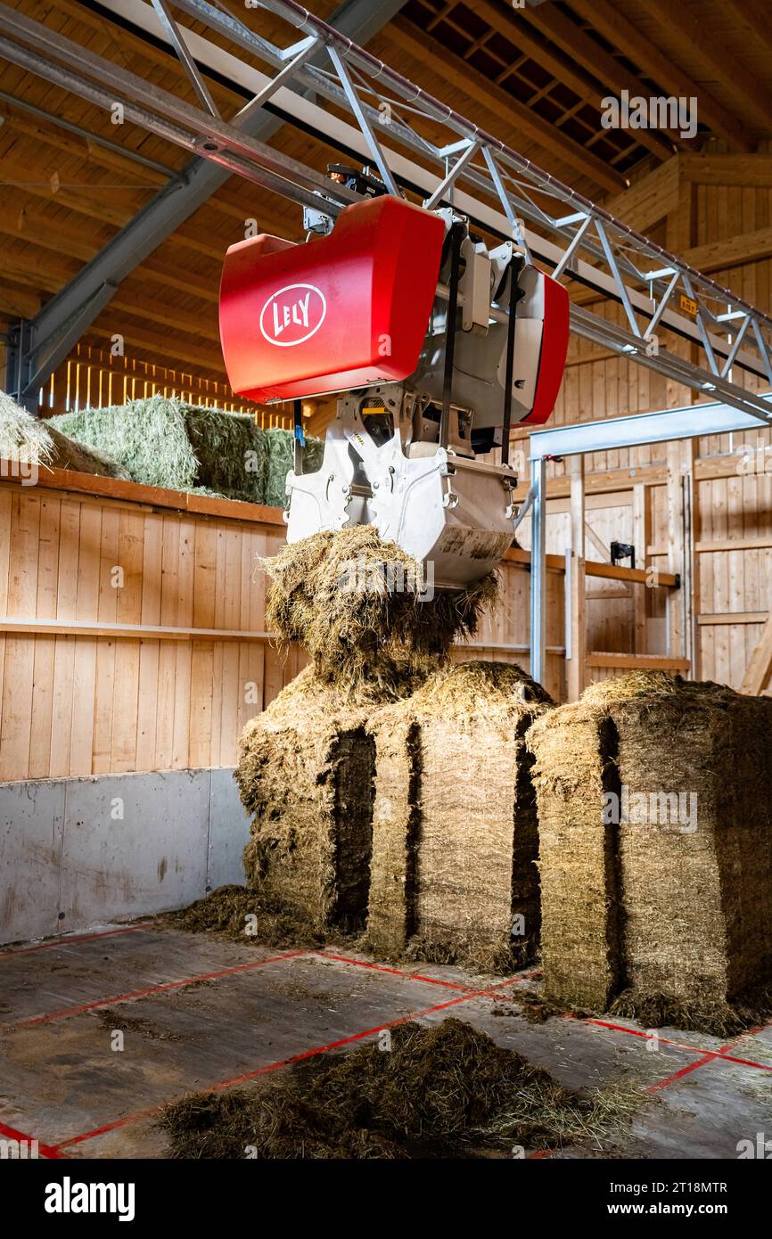 Moderner Fütterungsroboter von Lely bei der Zusammenstellung der ...