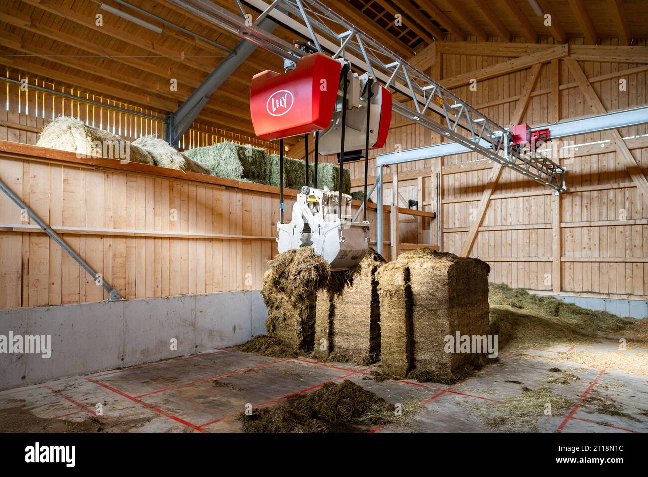 Moderner Fütterungsroboter von Lely bei der Zusammenstellung der ...