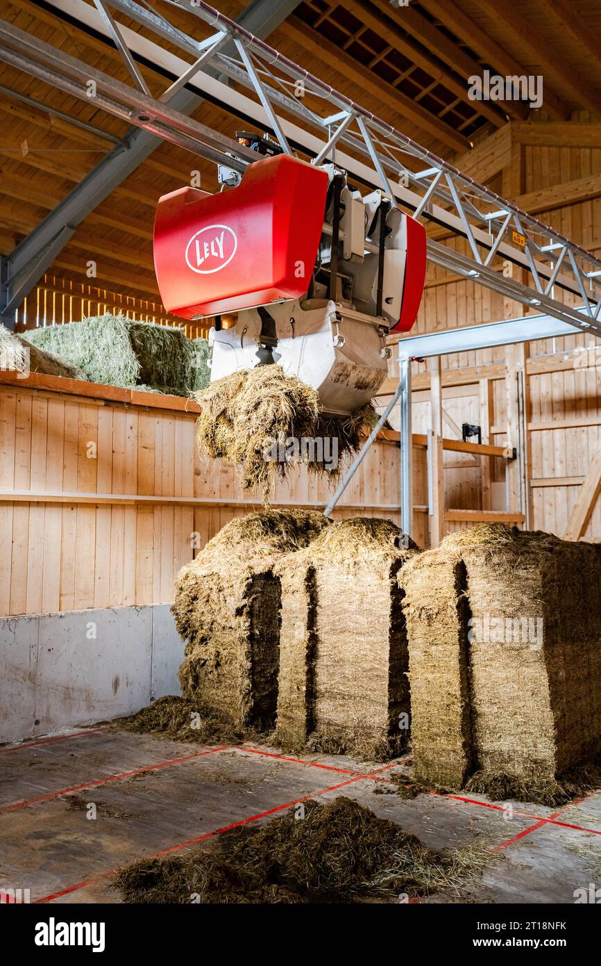 Moderner Fütterungsroboter von Lely bei der Zusammenstellung der ...