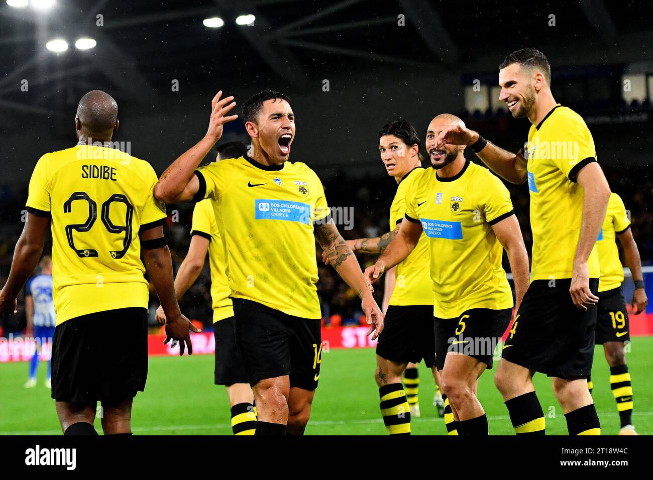 Ezequiel Ponce von AEK Athen feiert das dritte Tor seiner Mannschaft und erzielt 2-3 Punkte ...