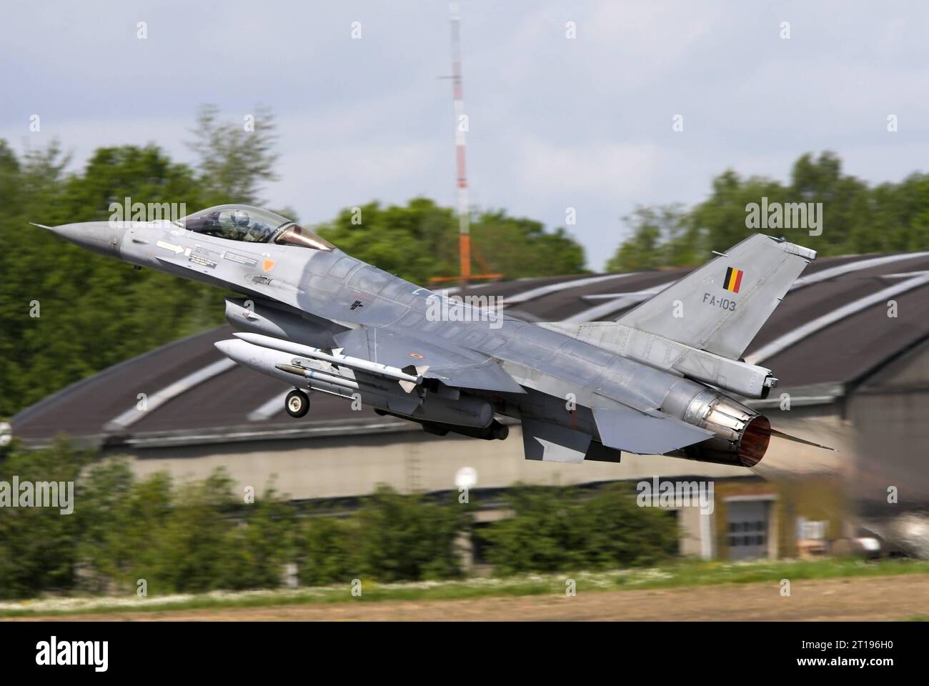 Ein Kampfflugzeug der belgischen Luftwaffe vom Typ Lockheed Martin F-16 ...