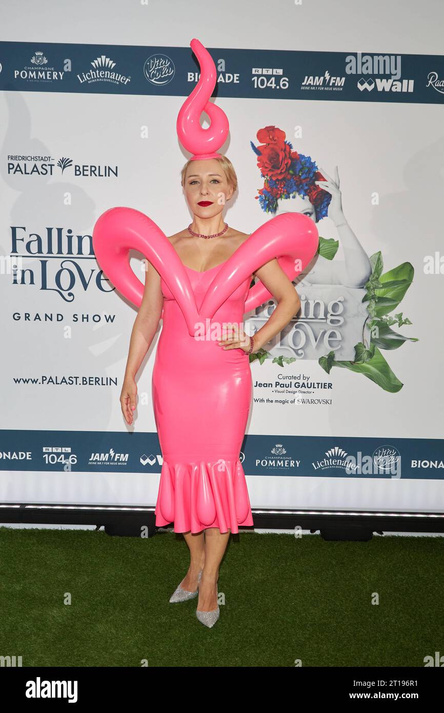 Sasha Frolova Kostuemdesignerin - Weltpremiere der Grand Show FALLING ...