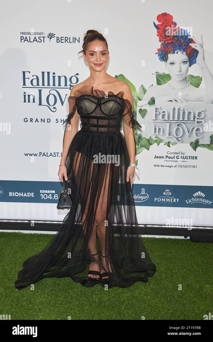 Andrea Subotic - Weltpremiere der Grand Show FALLING IN LOVE im ...