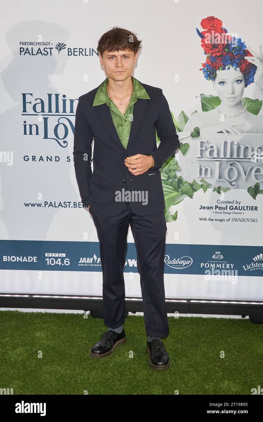 Tom Boettcher - Weltpremiere der Grand Show FALLING IN LOVE im ...