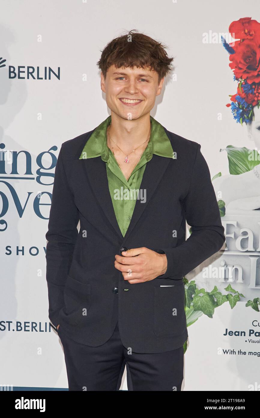 Tom Boettcher - Weltpremiere der Grand Show FALLING IN LOVE im ...
