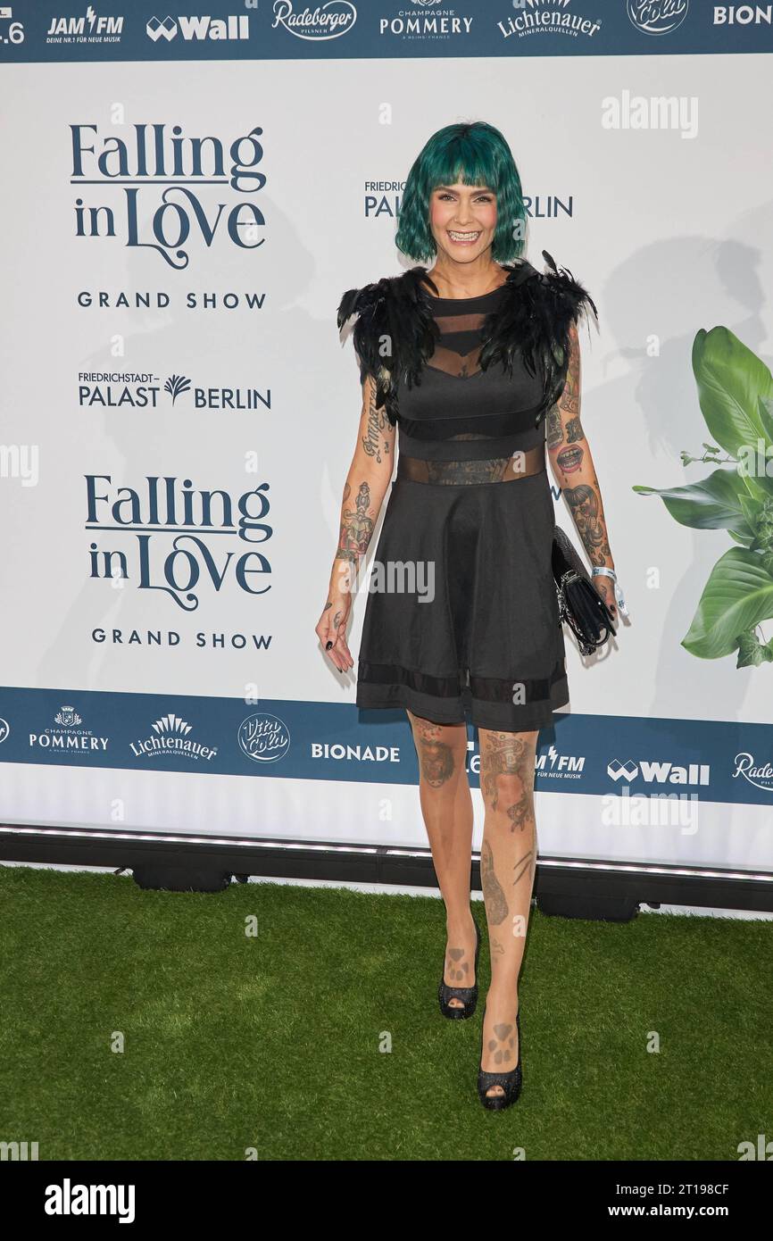 Isabella Franke - Weltpremiere der Grand Show FALLING IN LOVE im ...