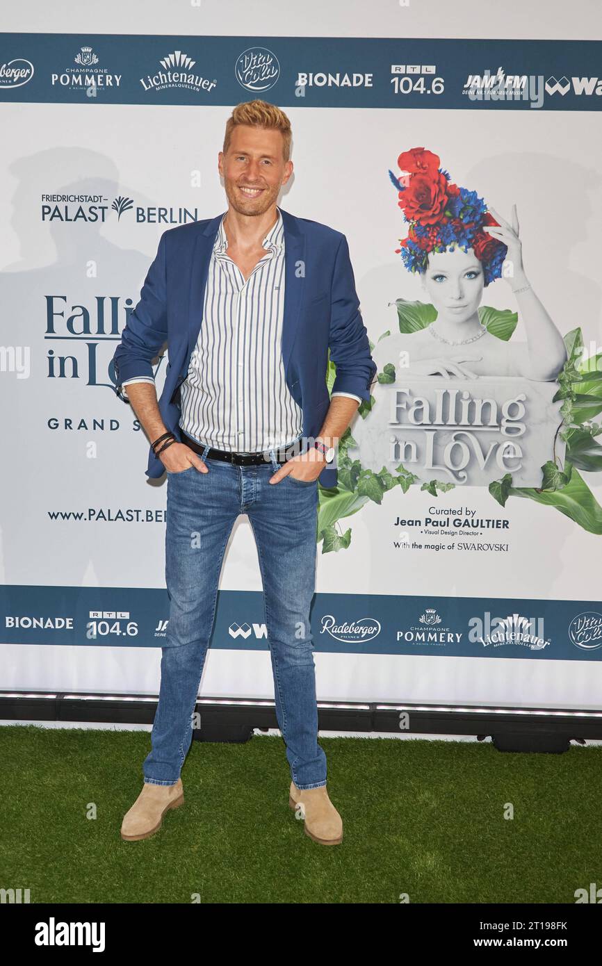 Maxi Arland - Weltpremiere der Grand Show FALLING IN LOVE im ...