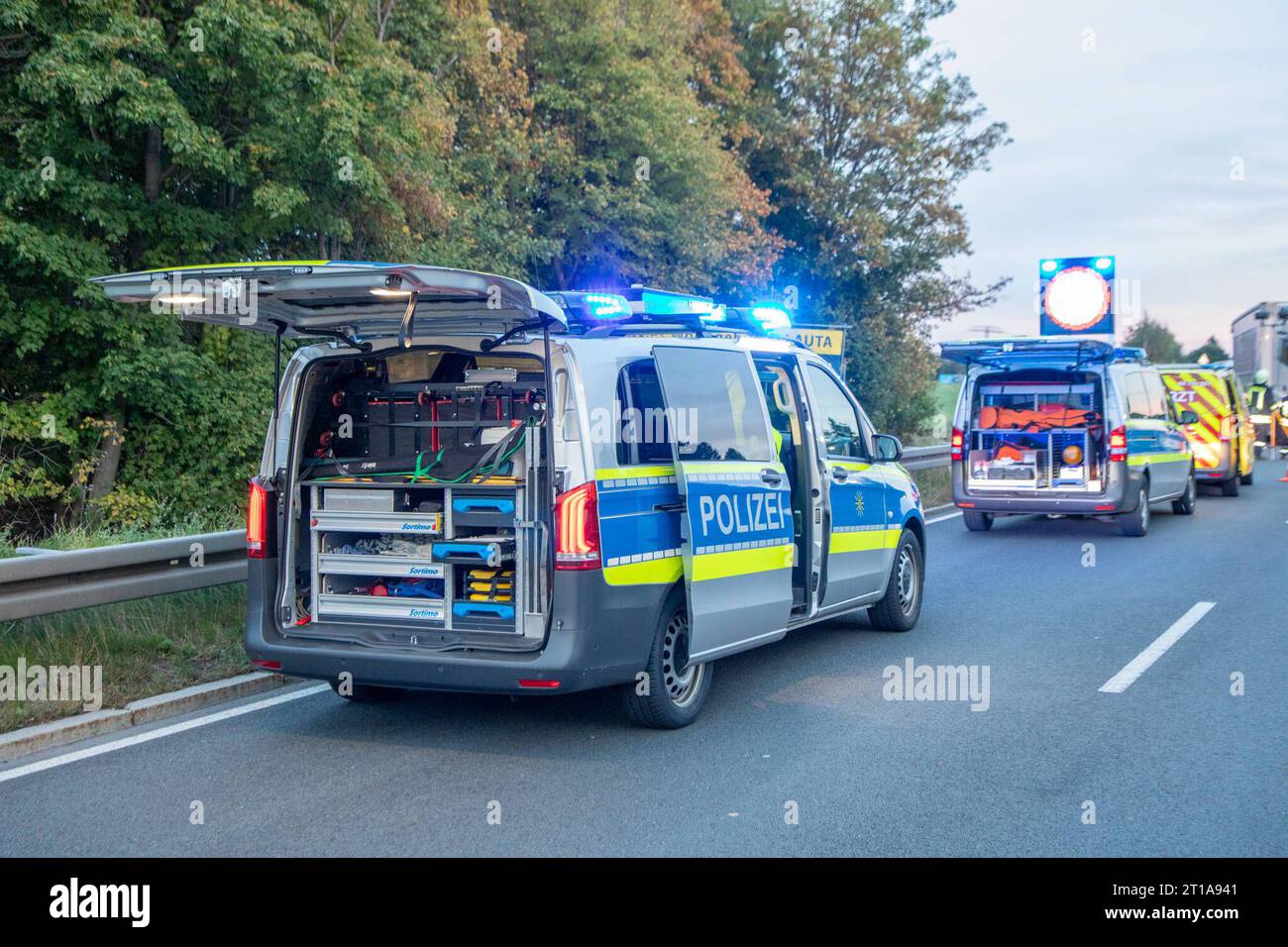 Lauta - PKW kollidiert frontal mit LKW: Fahrerin stirbt 11.10.2023 gegen 17:00 Uhr Lauta, OT ...