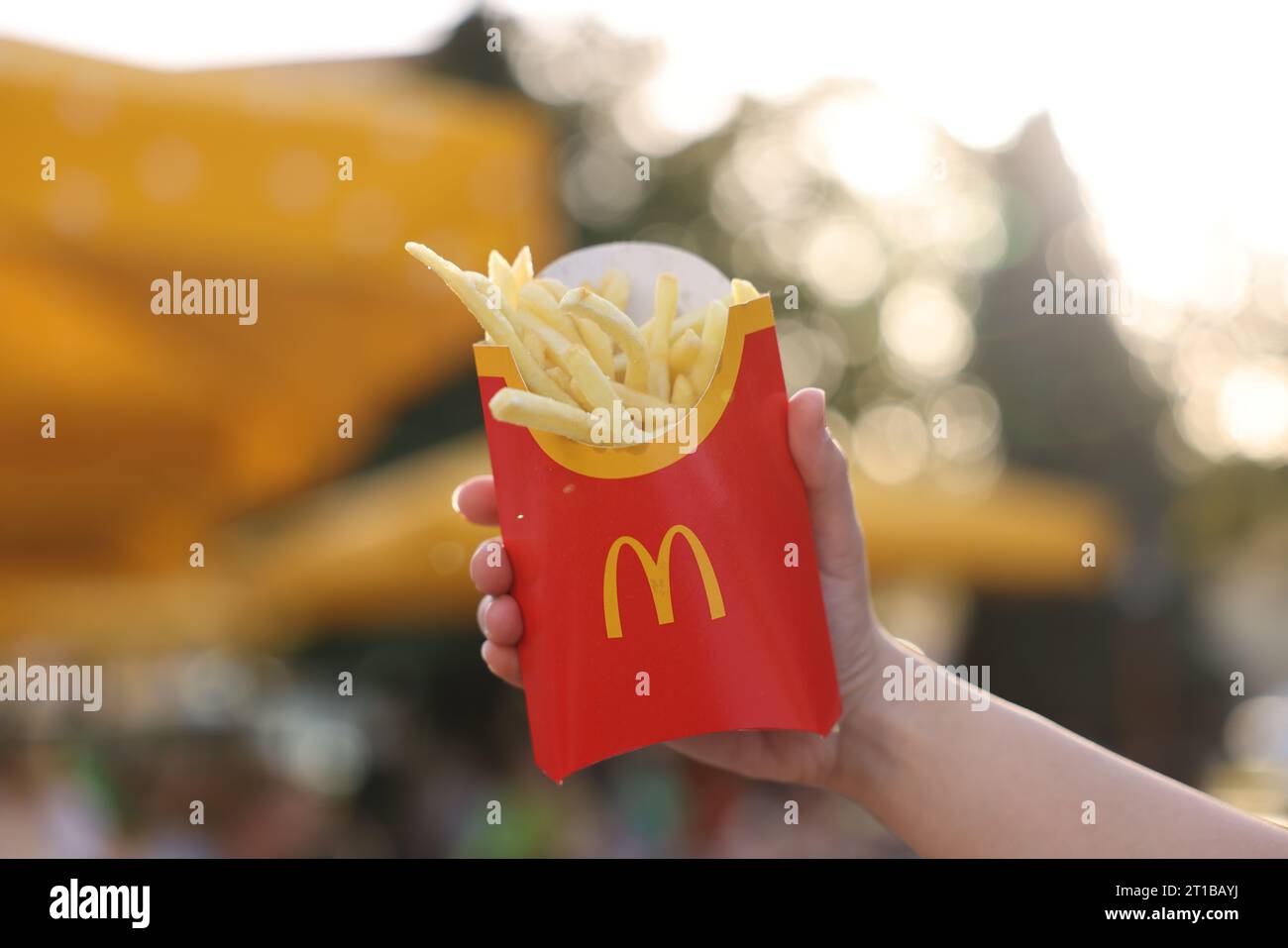 Lviv, Ukraine - 26. September 2023: Frau mit McDonald's Pommes Frites ...
