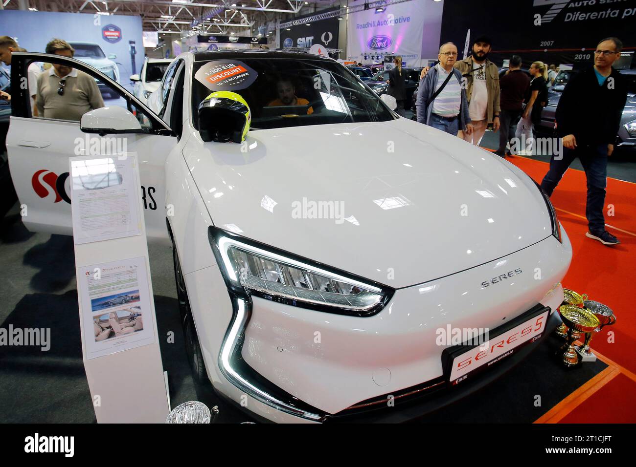 Bukarest, Rumänien. Oktober 2023. Besucher sehen ein Auto Seres 5 ...