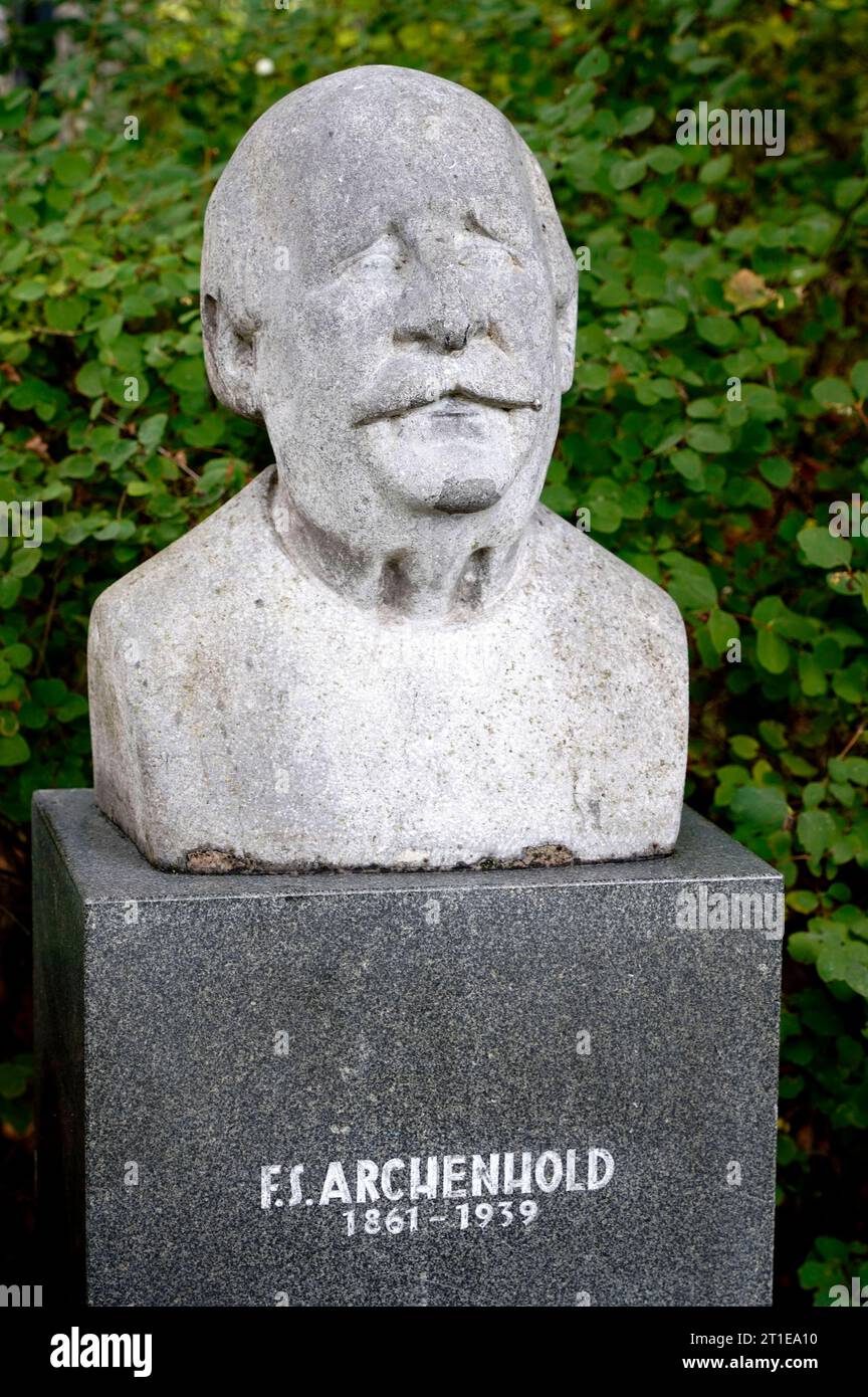 Eine Skulptur von Friedrich Simon Archenhold, dem Gründer der ...