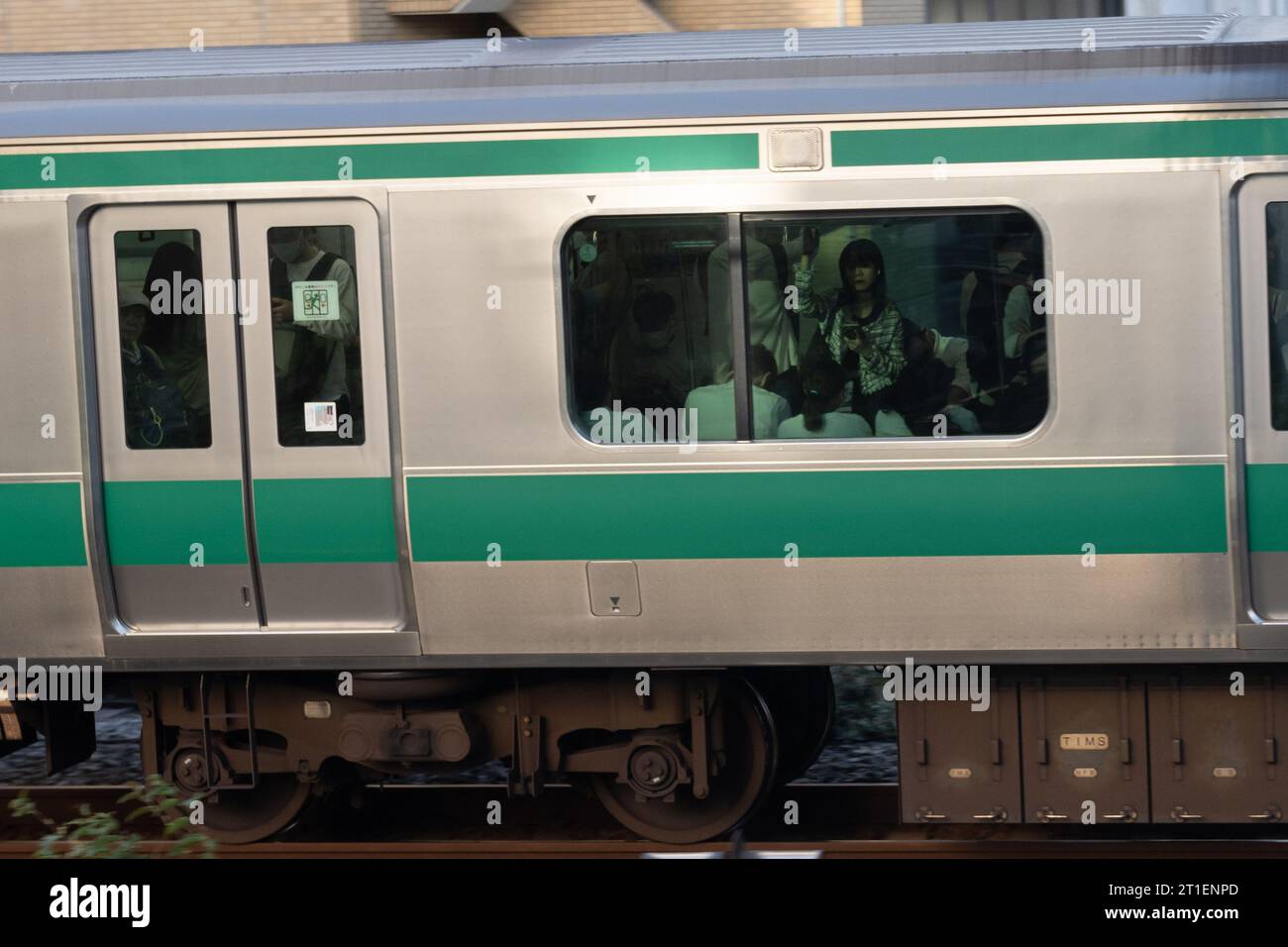 Tokio, Japan. Oktober 2023. Die JR Saikyo-Linie nähert sich während der ...