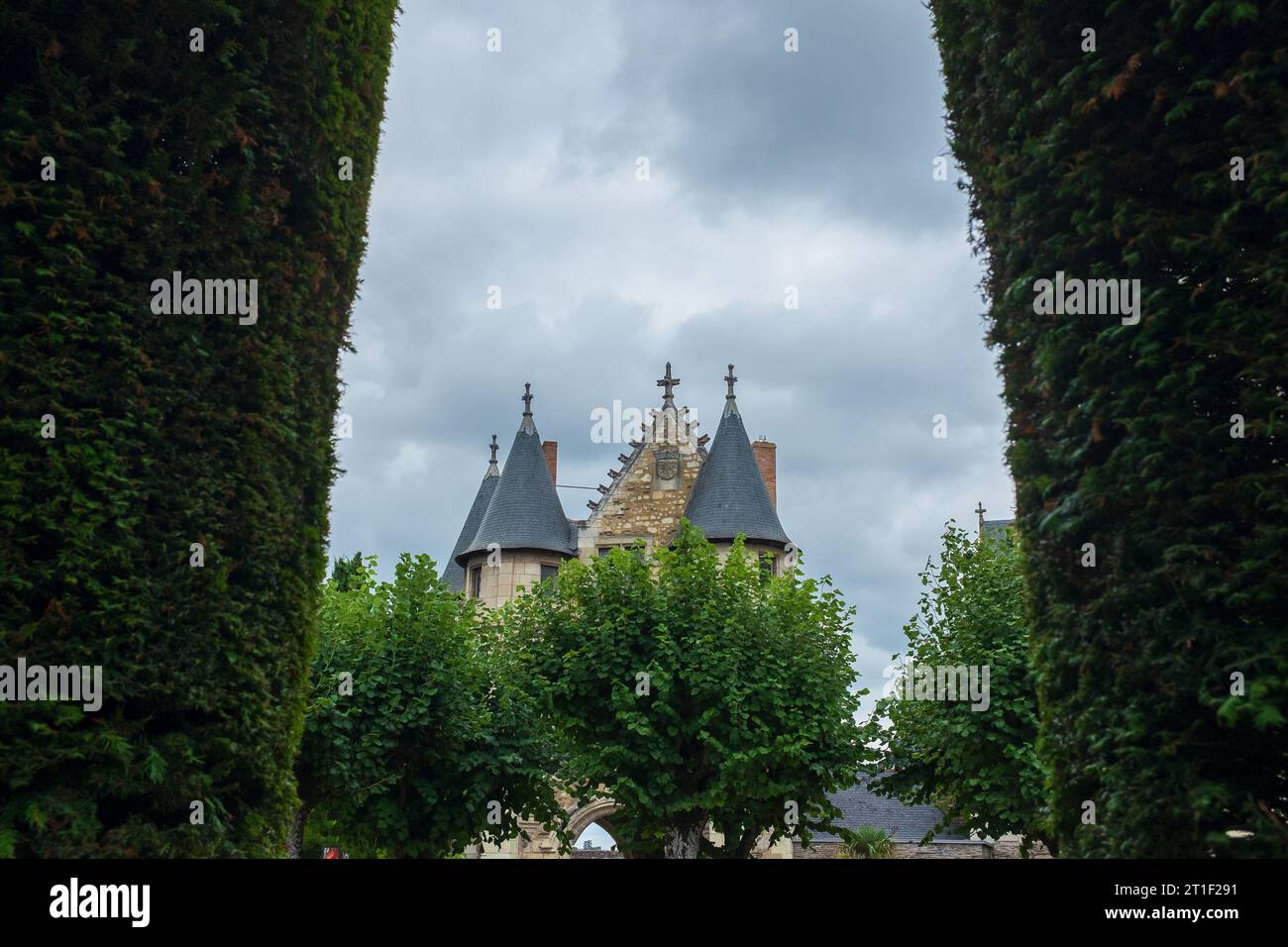 Angers, Frankreich, 2023. Im formellen Garten, die spitzen Dächer des ...