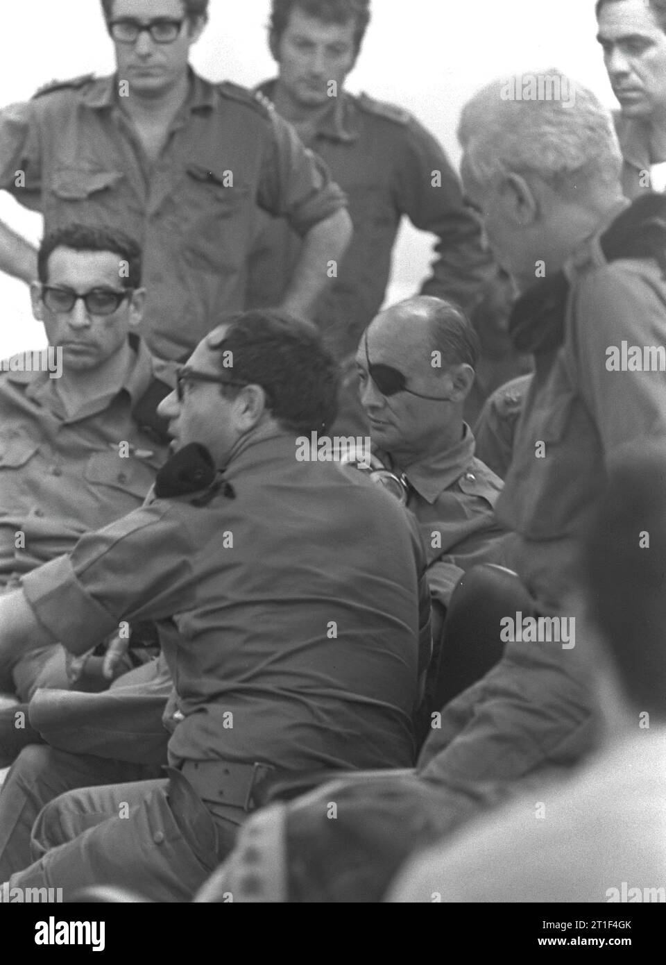DER JOM-KIPPUR-KRIEG. AUF FOTO: GENERALSTABSVERSAMMLUNG IM „KRIEGSRAUM ...