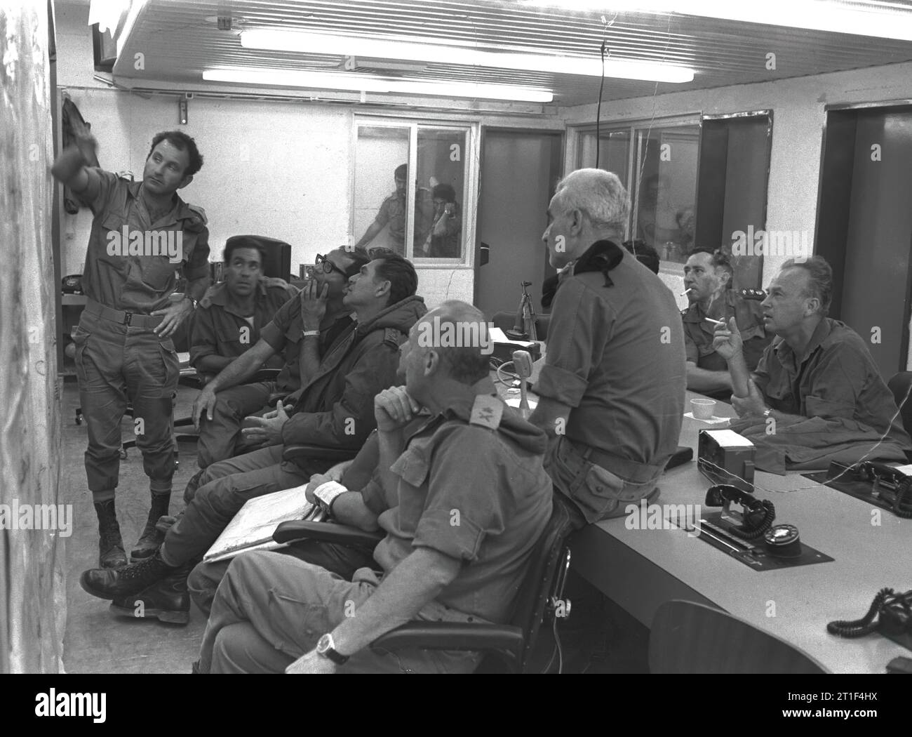 JOM KIPPUR WAR. FOTO: GENERALSTABSVERSAMMLUNG IM „KRIEGSRAUM“ UNTER ...