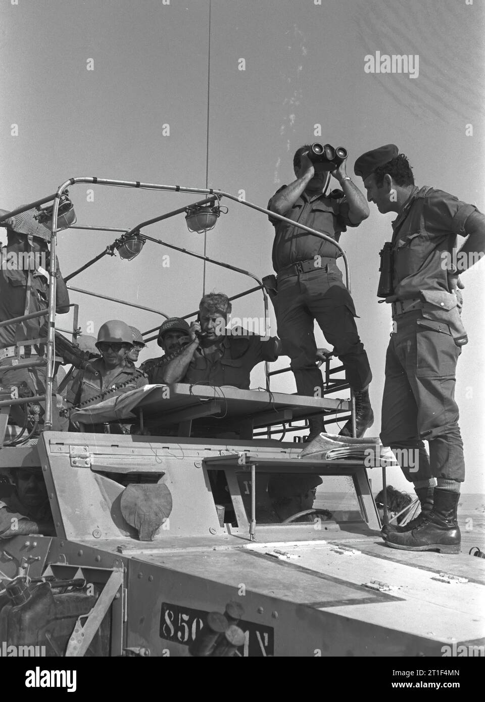 JOM KIPPUR WAR. AUF DEM FOTO SIND ALUF ARIK SHARON UND IDF-SOLDATEN AUF ...