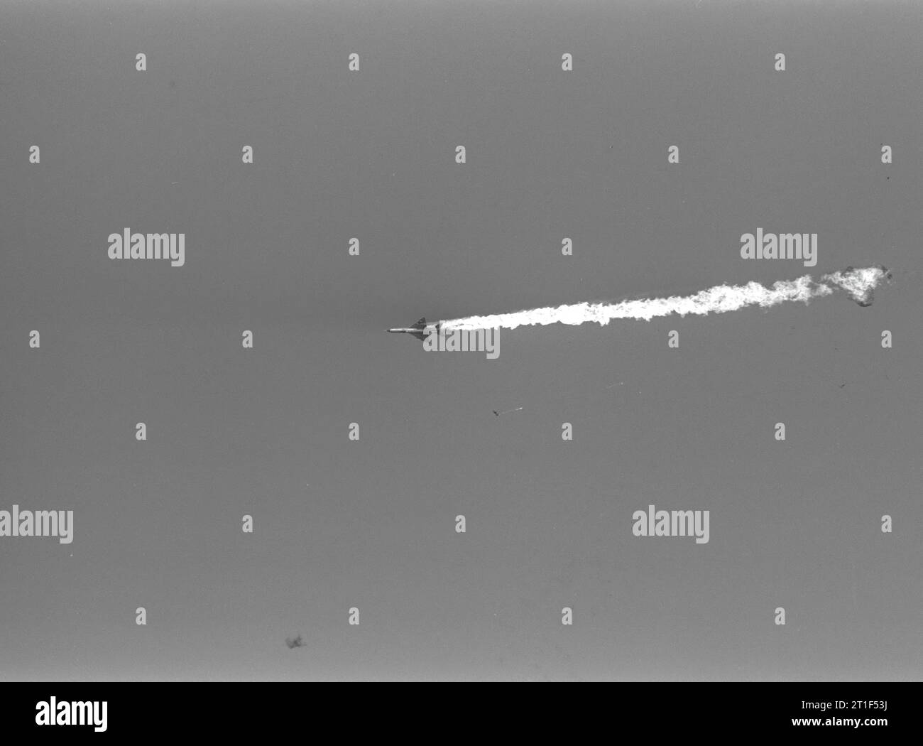 JOM KIPPUR WAR. EIN ÄGYPTISCHES MIG IN FLAMMEN ÜBER DER SCHLACHTFRONT ...