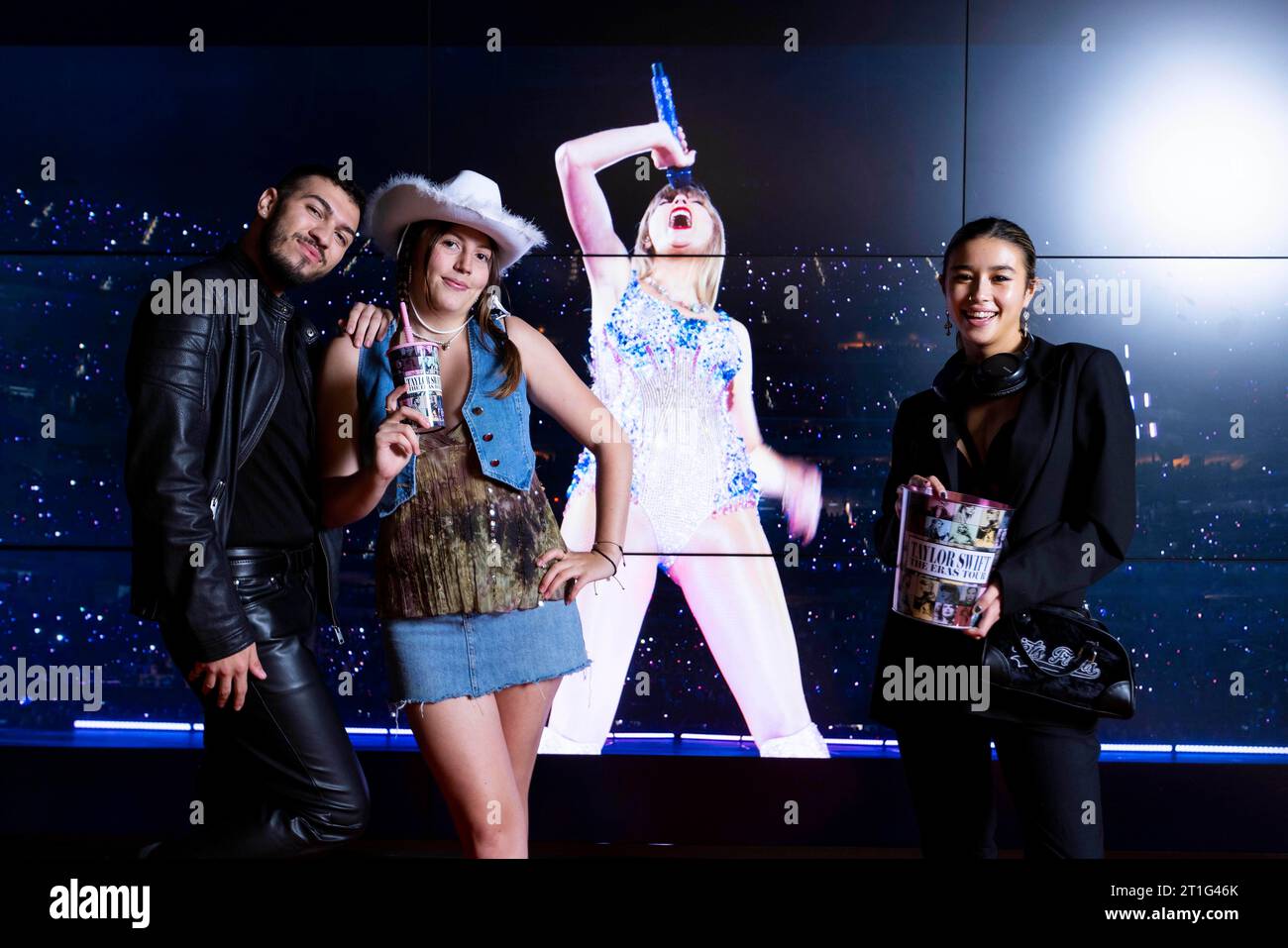 Taylor Swift Fans Eyub Karmazov (20), Lily Williamson (18) und Emilia ...