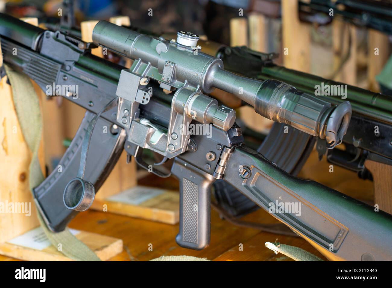 AK-47 Kalaschnikow Sturmgewehr mit klappbarer Schulterstütze und Optik Stockfotografie - Alamy