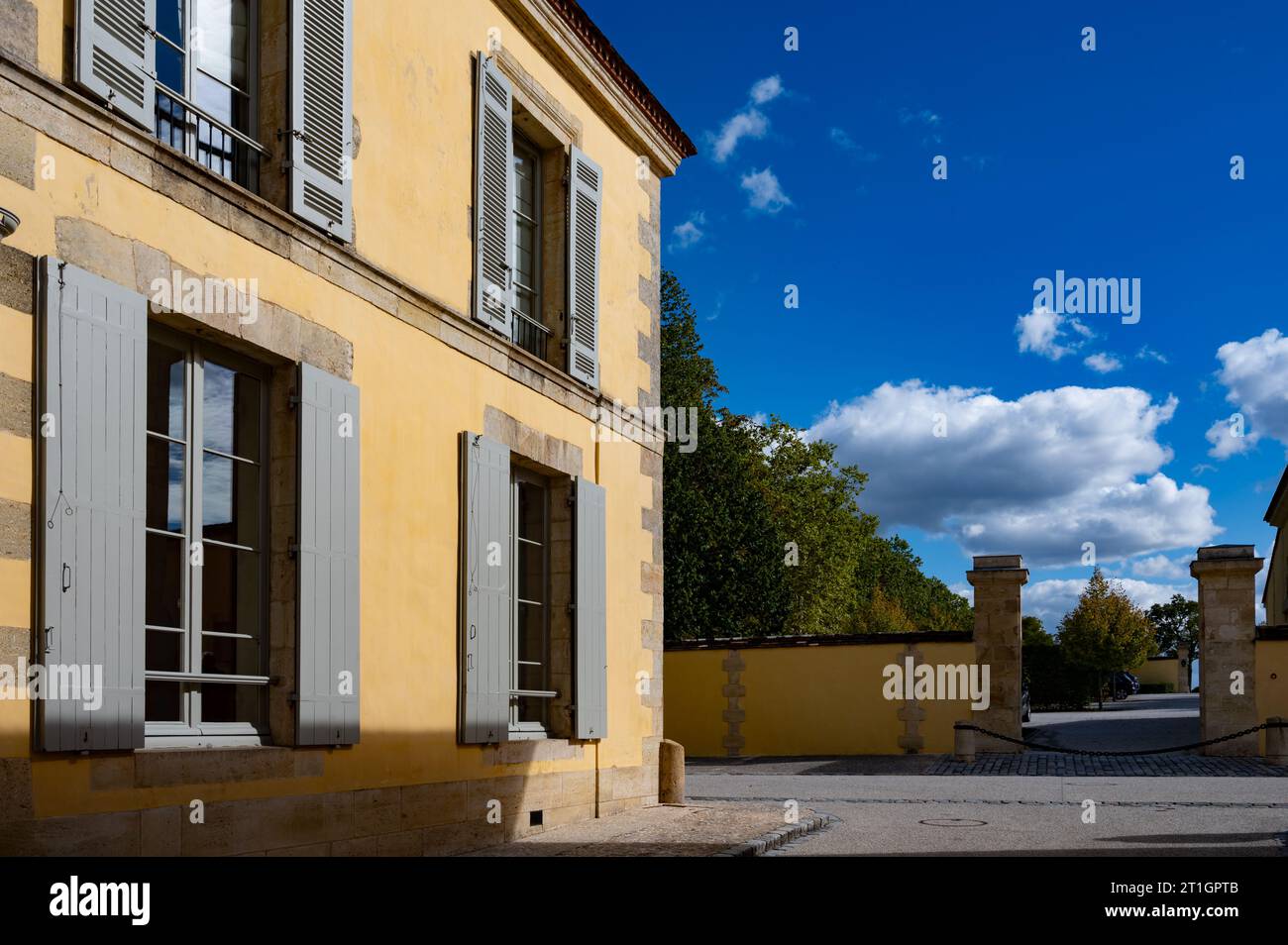 Blick auf typisch französische Weindomäne oder Schloss in Haut-Medoc ...